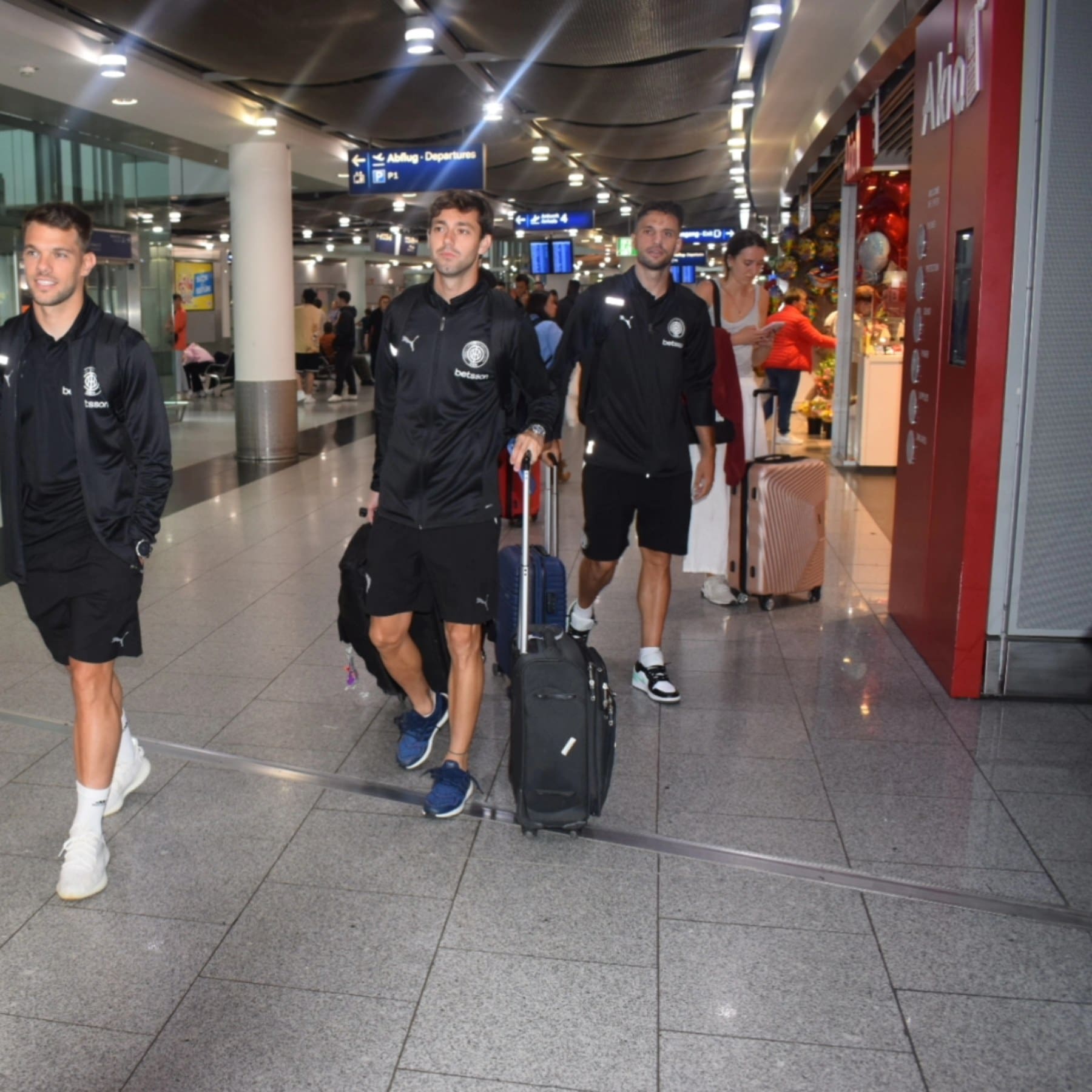 Έφτασε στο βροχερό Ντίσελντορφ ο ΟΦΗ (Photos) • Primesport